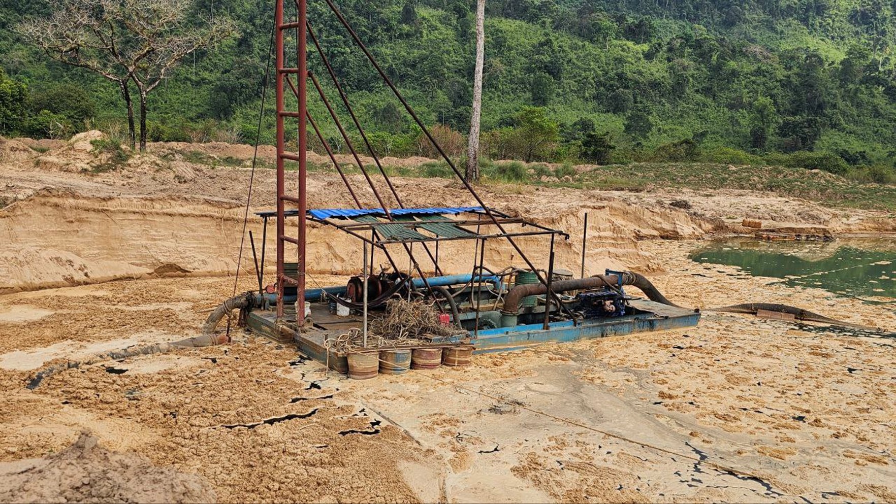 The Phnom Penh Post | Koh Kong sand dredging suspended due to threat to ...