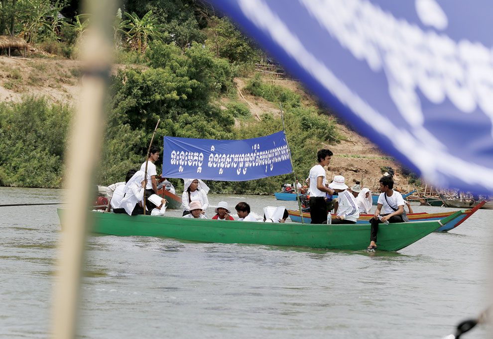 Hundreds protest Laos dam | Phnom Penh Post
