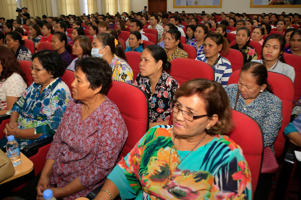 Minister makes his case to White Building residents | Phnom Penh Post