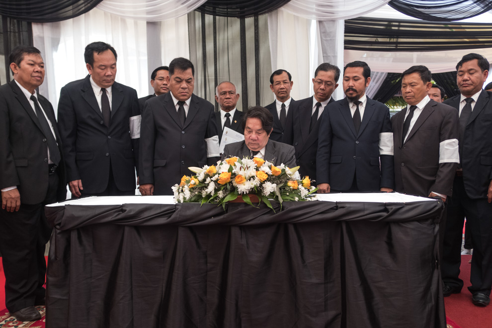 MPs pay respects to ex-PM Sovann | Phnom Penh Post