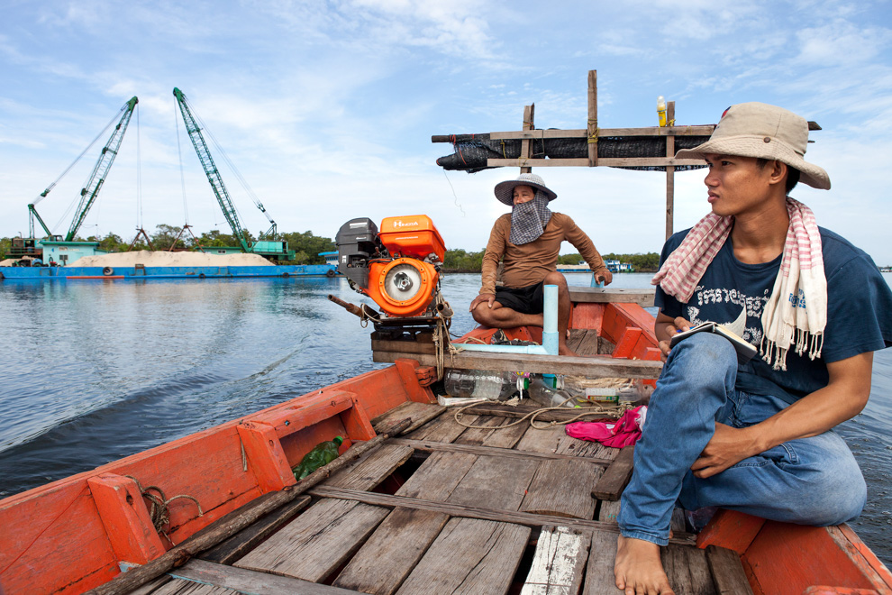 Koh Kong fishermen struggle in the shadow of sand dredgers | Phnom Penh Post
