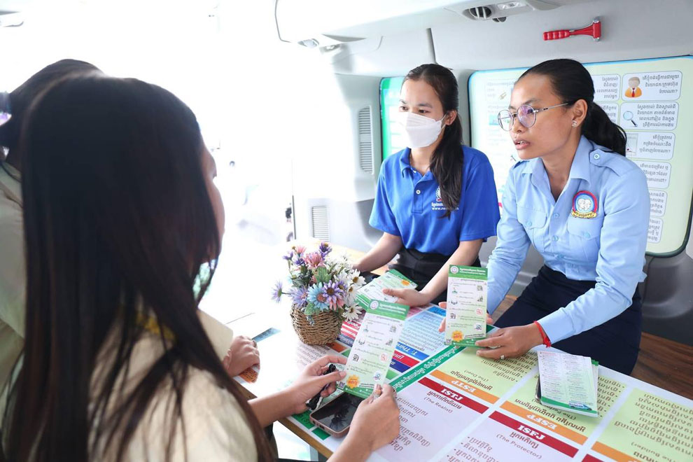 Ministry introduces mobile centre for faster job access | Phnom Penh Post
